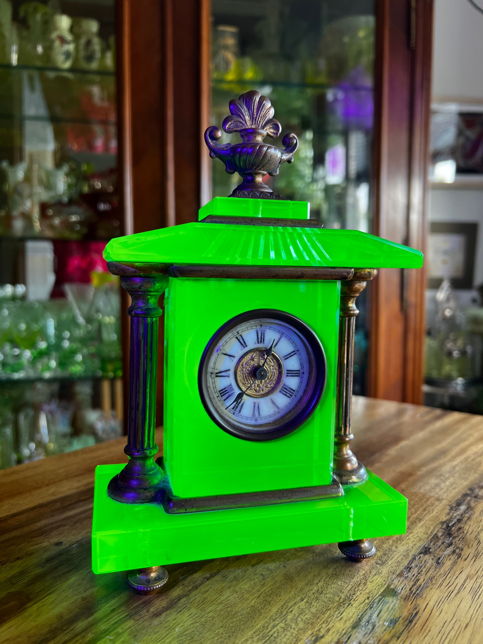 The radiant history of uranium glass – Ángel Rafael Vázquez-Concepción